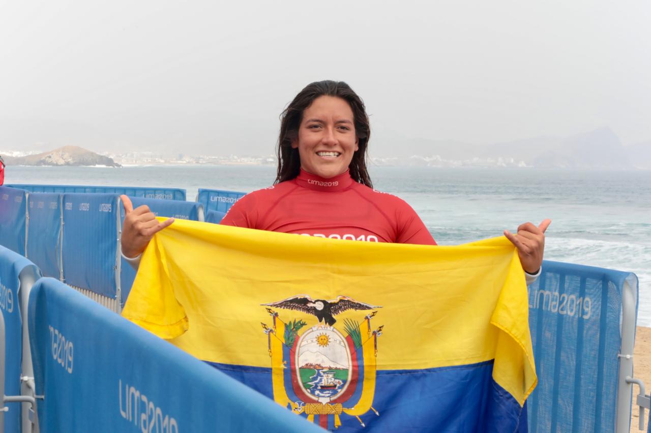 Surfista Dominic Barona destaca en las olas de playa Puntas Rocas ...